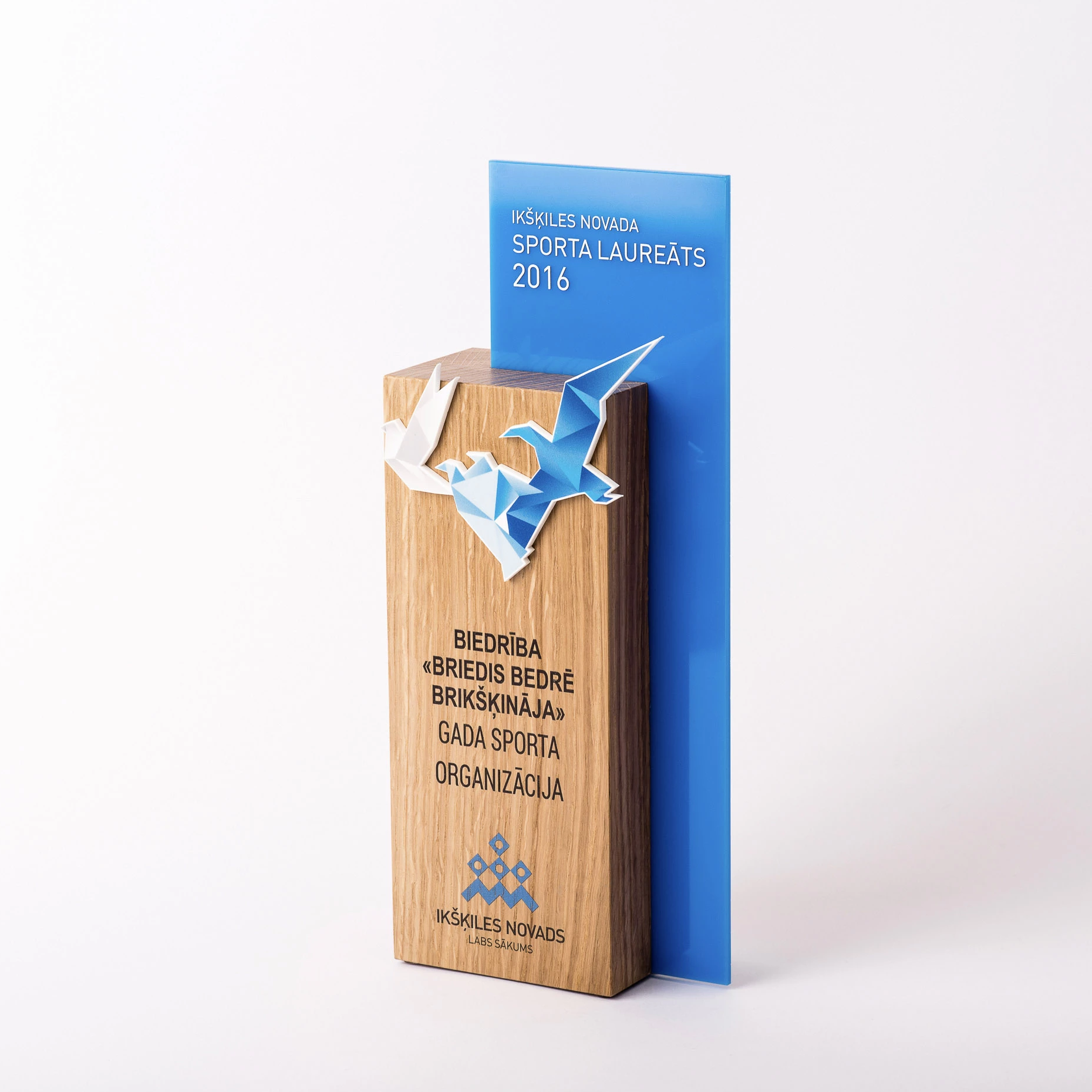 Unique custom hardwood award – AWARDS & MEDAL STUDIO