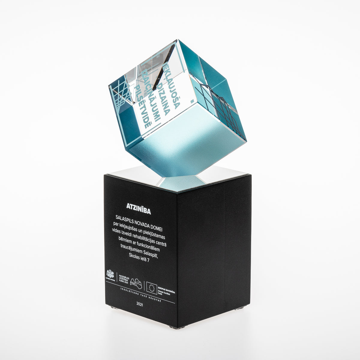 Custom optical glass cube award – AWARDS & MEDAL STUDIO