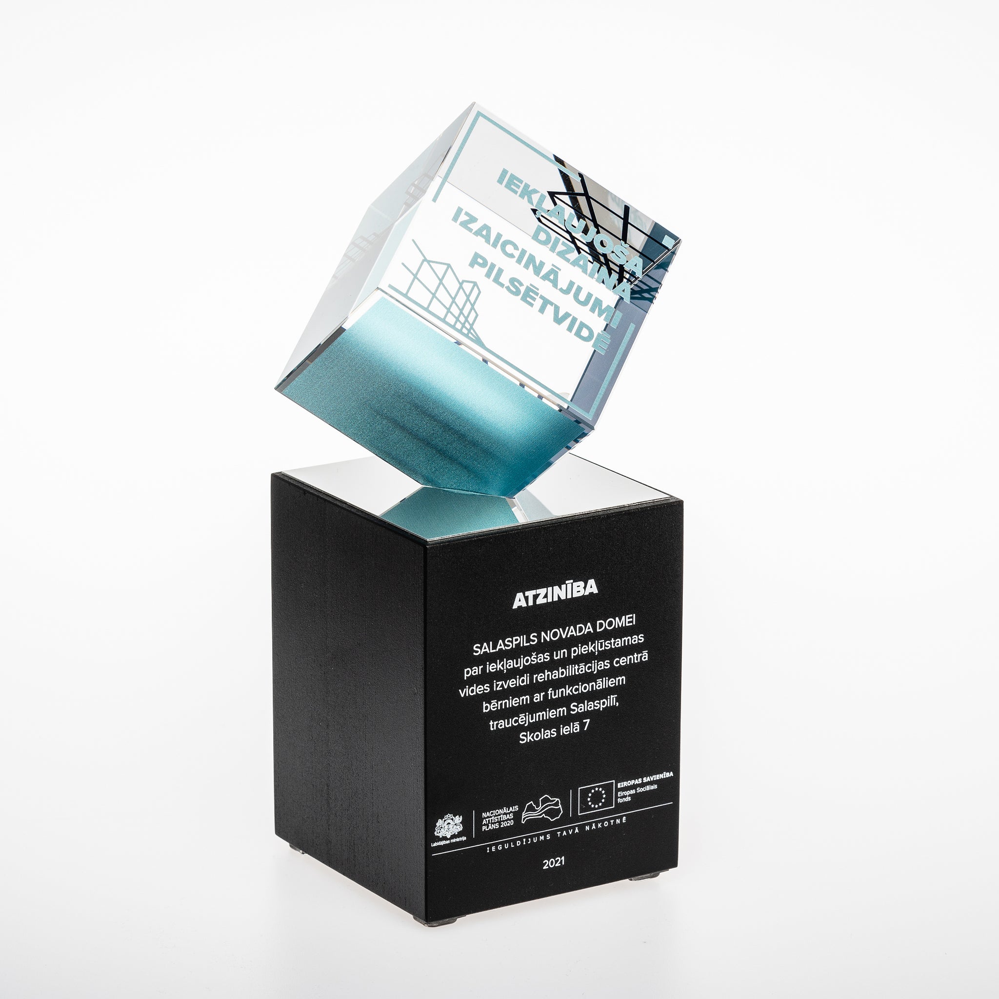 Custom optical glass cube award – AWARDS & MEDAL STUDIO