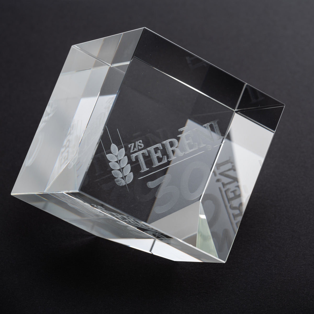 Custom crystal glass cube award – AWARDS & MEDAL STUDIO